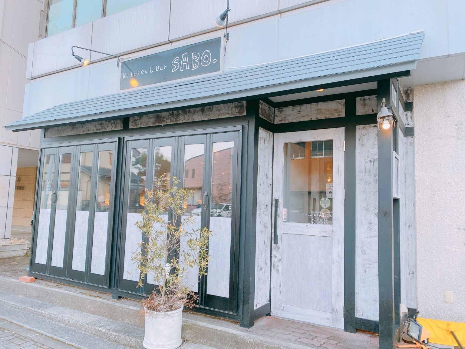 【Kitchen＆Bar SABO（サボ）】お祝いプレート可愛い☆インスタ映えのピザもとっても美味しかった！サラダお替り無料最高だった ...
